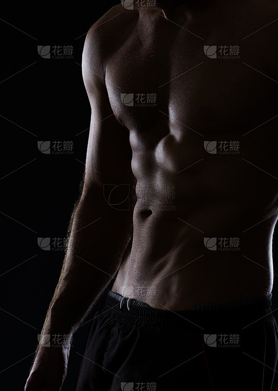 特写肌肉男性躯干与腹部肌肉