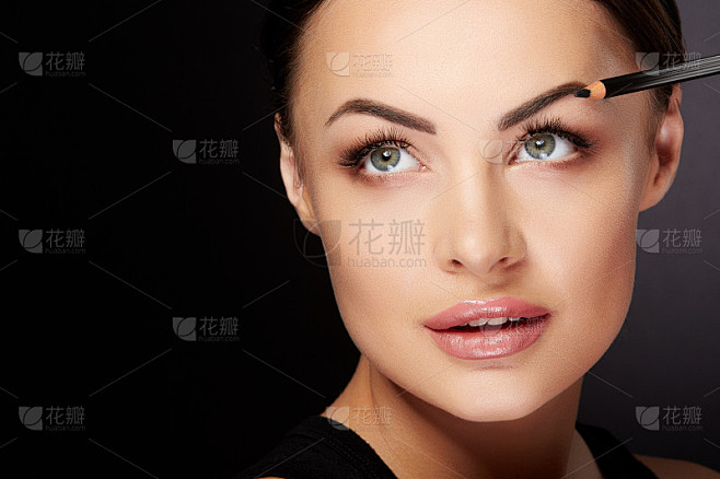 用黑铅笔画眉毛的女人