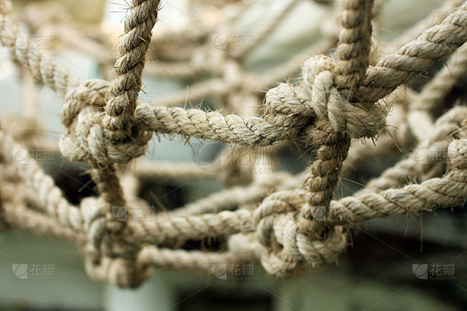 一根天然的绳子系在一起，以获得更牢固的纽带。绑在绳子的末端。团队合作和领导理念。自然绳纹纹理背景。