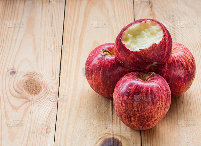 苹果在木地板上。