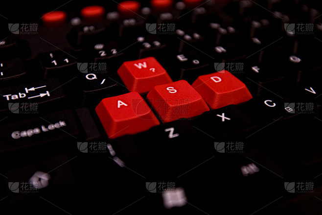 黑色键盘与红色WASD键