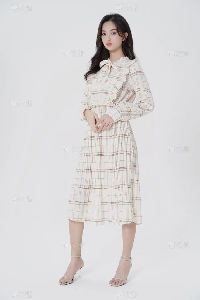 服饰系列实景模特穿着米色格子长袖长裙LYQ_28.米色格子长裙_IMG_2409素材-花瓣网