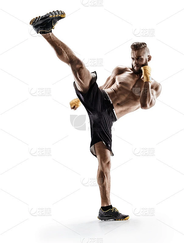 男人在练习跆搏练习，用腿向前踢。素材 花瓣网