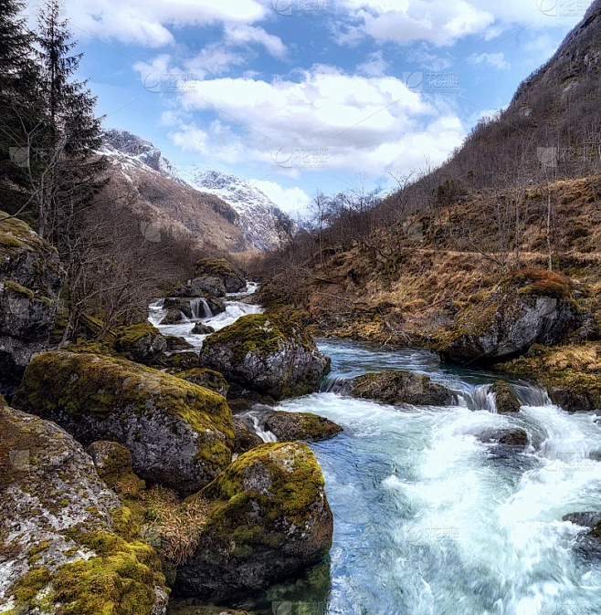 Bondhusdalen山谷靠近Sunndal村，Bondhuselva河在群山的背景，挪威素材-花瓣网