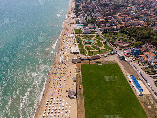 航拍的美丽的小镇和海滨度假胜地被称为Obzor在保加利亚显示海岸酒店和人们放松和在黑海海岸的金色阳光