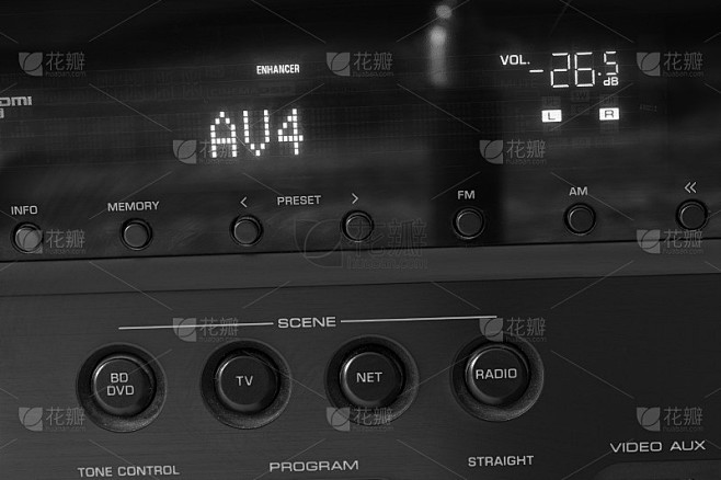 带有显示和控制的AV接收器的正面