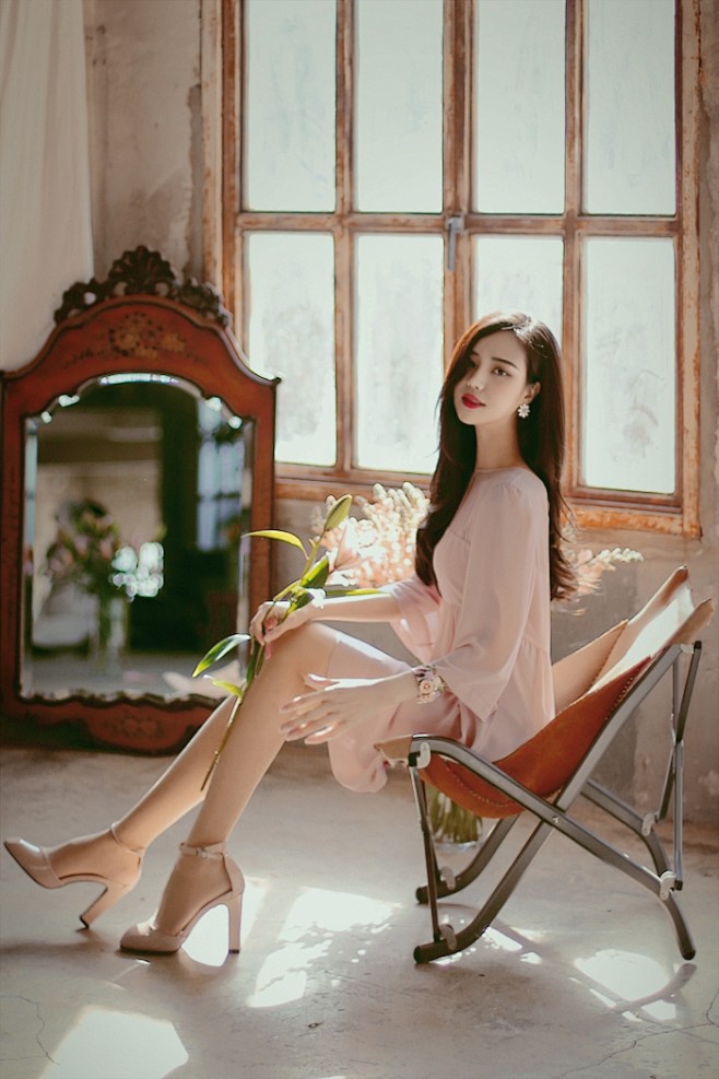 女性坐姿照片人体结构参考来自cgbook.cn (1279)