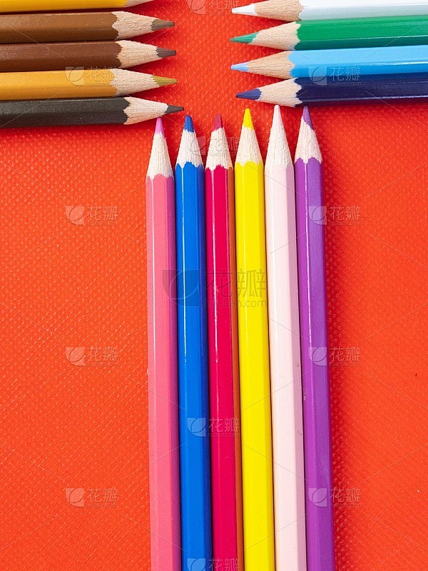 红色背景上的彩色铅笔
