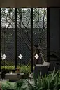 佛山保利灯湖天珺 装饰穿孔板：廊架空间挂落一层香槟金穿孔铝板，纹样采用岭南园林中特有的花窗棱图案，不仅带来了岭南园林空间中层叠的意蕴，也丰富了 4551