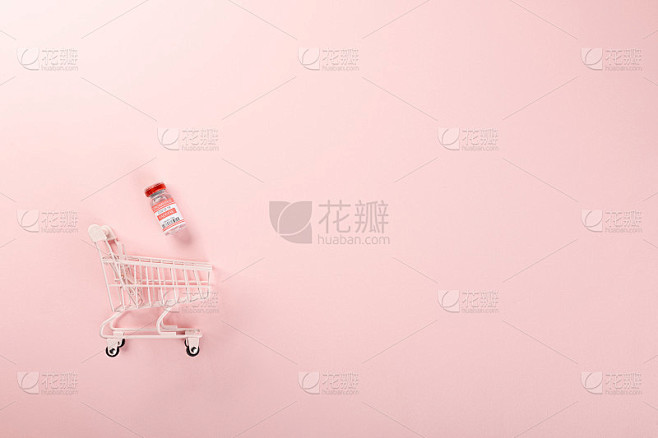 装有疫苗瓶、瓶子和疫苗注射器的购物车