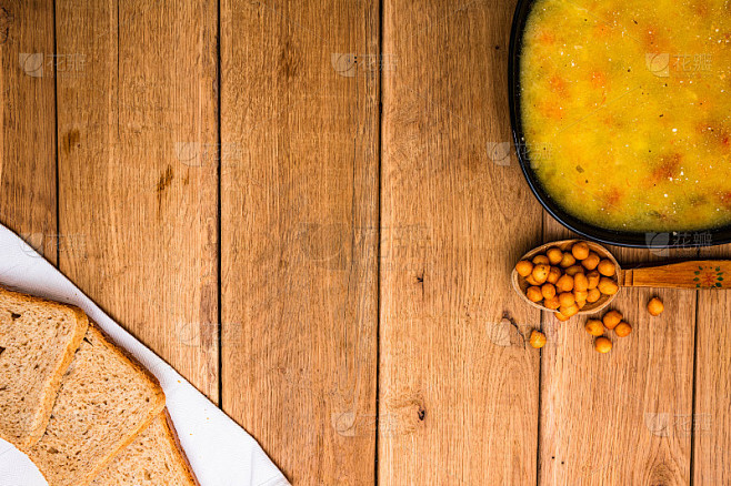 午餐是鸡汤配酸奶油，全麦吐司配白餐巾，面包丁放在木桌上，俯视图，拷贝空间，午餐概念