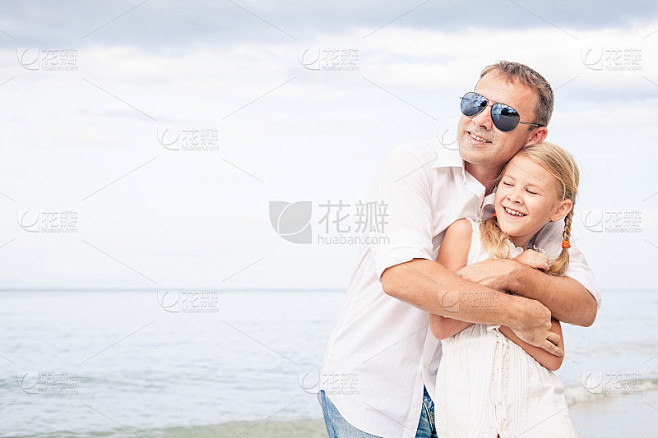 爸爸和女儿在海滩上玩。