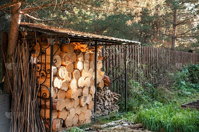 村子里的一个大柴棚。素材-花瓣网