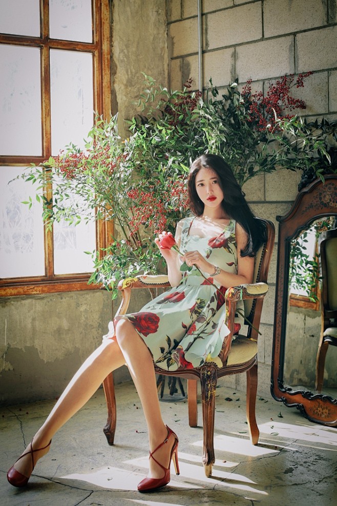 女性坐姿照片人体结构参考来自cgbook.cn (1121)