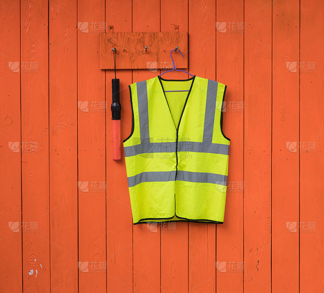 警察背心和交通指挥棒