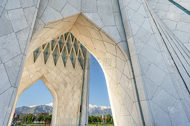 06/05/2019伊朗德黑兰，穿过Azad塔的拱门，前身是Shahyad塔，是这座城市和伊朗的象征