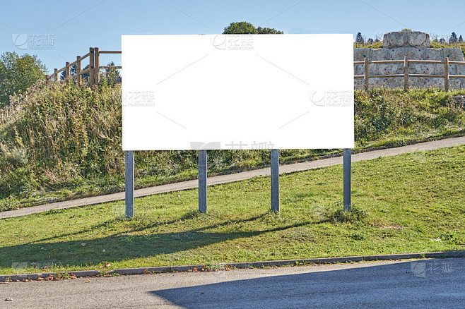 在一个阳光明媚的秋日，一个山区度假胜地的大型广告牌的模型