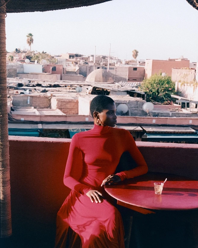 Tara Falla for Vogue Poland：Photography by Simon Elmalem-花瓣网