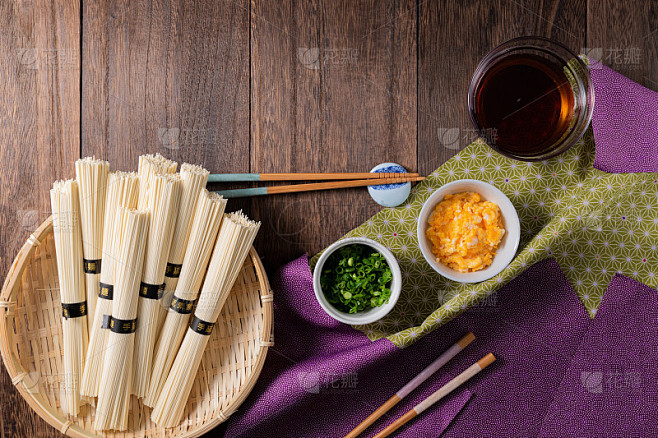 夏天送礼物(日本习俗)Ochugen。素门、糠木和木纹背景