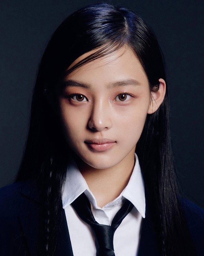 240401 NewJeans Minji 证件照 IG更新