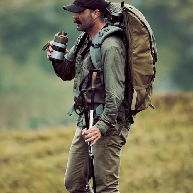 Hiker wearing Filson Draftsman Canvas Pants in faded olive drinki-花瓣网