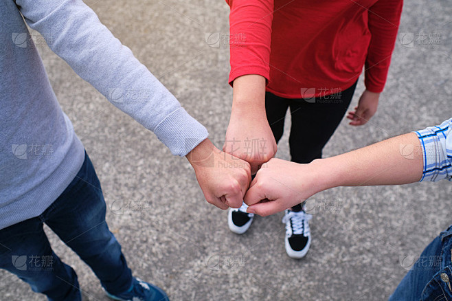 朋友们互相碰拳的特写