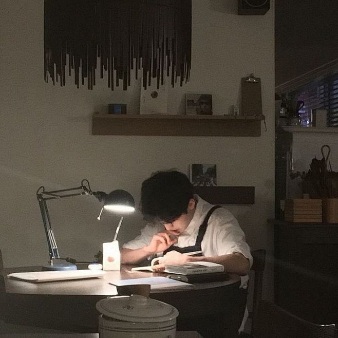 台灯下伏案工作的动态... - @绘画灵感的微博 - 微博