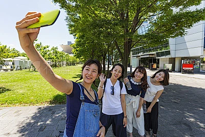 Group of Japanese Young Woman Taking a Selfie Self Portrait素材-花瓣网