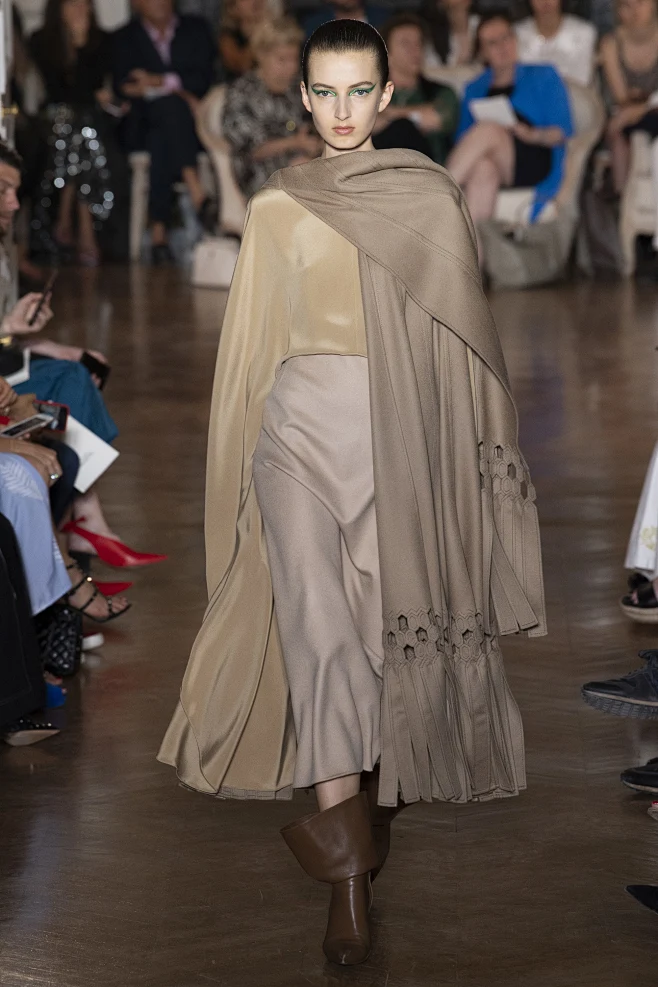 Valentino Fall 2018 Couture Fashion Show : The complete Valentino Fall ...