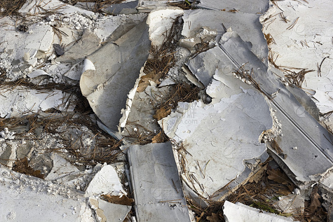 建筑垃圾石膏纸板污染木材和自然背景