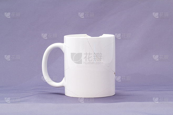 破碎的陶瓷杯