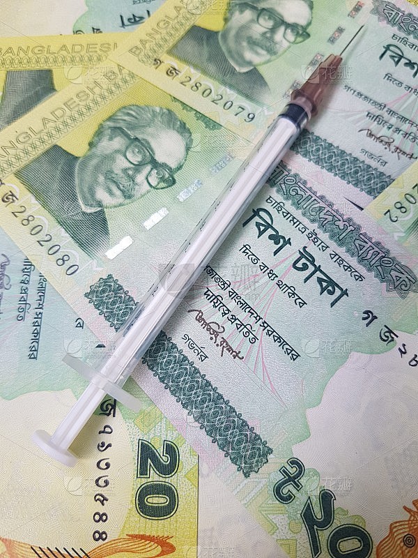 注射器放置在孟加拉国(BDT)钞票上。用于网站/横幅背景，背景，蒙太奇菜单