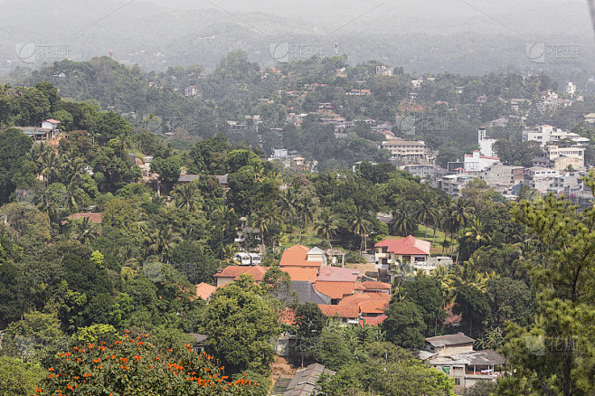 斯里兰卡康提清晨的城市景观。