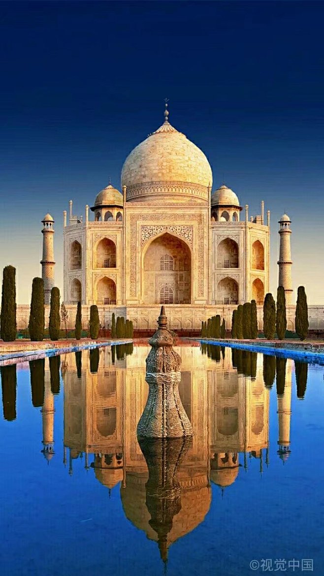 印度泰姬陵 泰姬陵是皇帝沙·贾汉为纪念已故妻子修建的陵墓，建筑上集亚、阿拉伯的伊斯兰风格和印度本土风格为一体，具有典型对称美感。