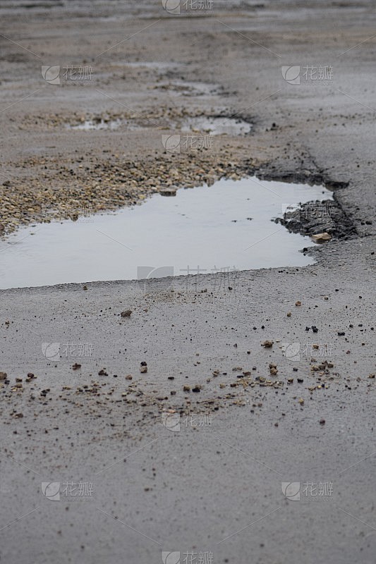 破碎的肮脏的道路