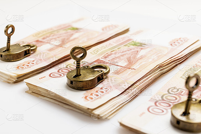 钱是受保护的。银行里的现金被妥善保管。挂锁象征着储蓄的安全。孤立。