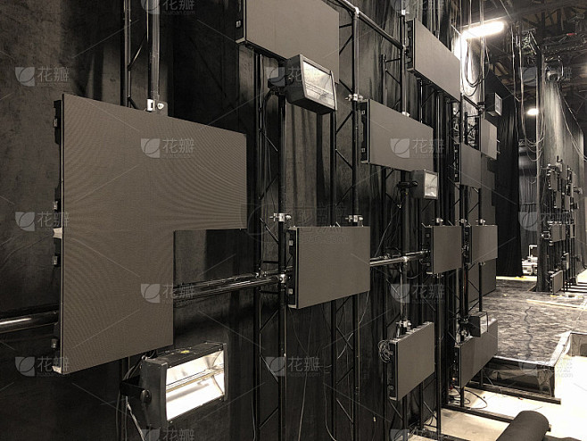 为音乐会安装专业led屏幕和舞台灯光设备。