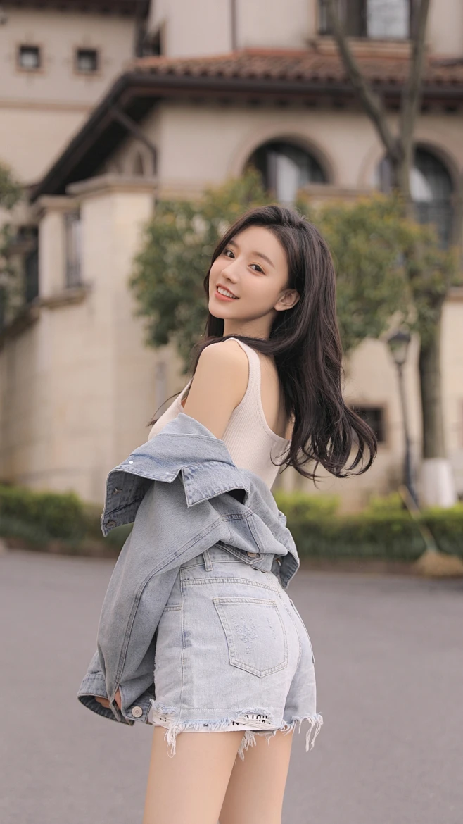 清纯 美女回头 微笑 甜美 好看身材 牛仔短裤 美腿 4k手机壁纸-花瓣网