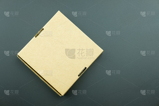 用再生纸制作，黑色背景的牛皮纸盒子