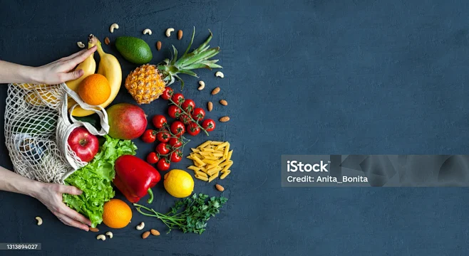 ヘルシーなベジタリアン料理と文字列袋を持つ手 - 買い物のロイヤリティフリーストックフォト-花瓣网