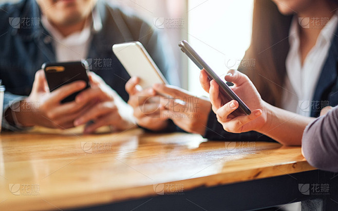 一群人一起使用和看手机