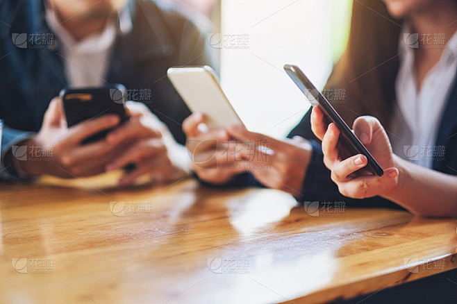 人们坐在一起使用和看手机