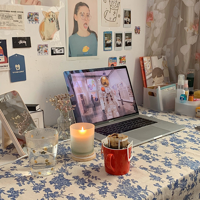 桌面布置｜ins风书桌一角 : 因为疫情原因在家上网课的我寻思着倒腾倒腾书桌好了 作为艺术设计学子的一员有一个好的氛围做作业真的太重要啦 桌布 ...