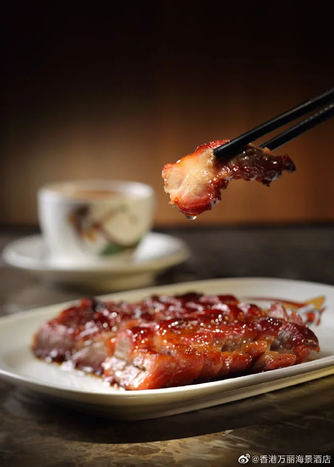 口碑载道的蜜汁烤叉烧是满福楼的经典名菜。以生抽及麦芽糖腌制后烤香，口感香脆、入口速溶，每一口都让人回味无穷。 预订及查询，请致电(852 ...