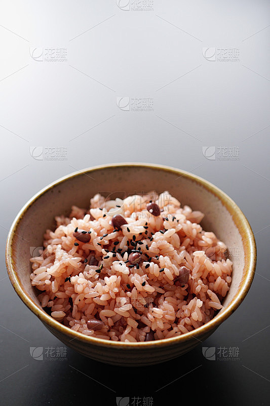 小豆蒸饭。喜庆的红米饭。