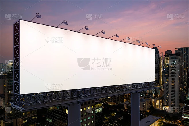 空白的白色道路广告牌与曼谷的城市景观背景在晚上的时间。街头广告海报，仿品。侧视图。营销传播的概念是推素材-花瓣网