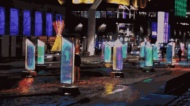 #国际美陈俱乐部##OIA文创学院#最近，「Prismatica」互动灯光装置来到曼哈顿中城百老汇大道（Broadway）39街～40街之间 ...