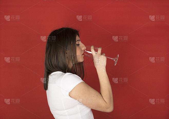 拿着酒杯的年轻女孩 3721