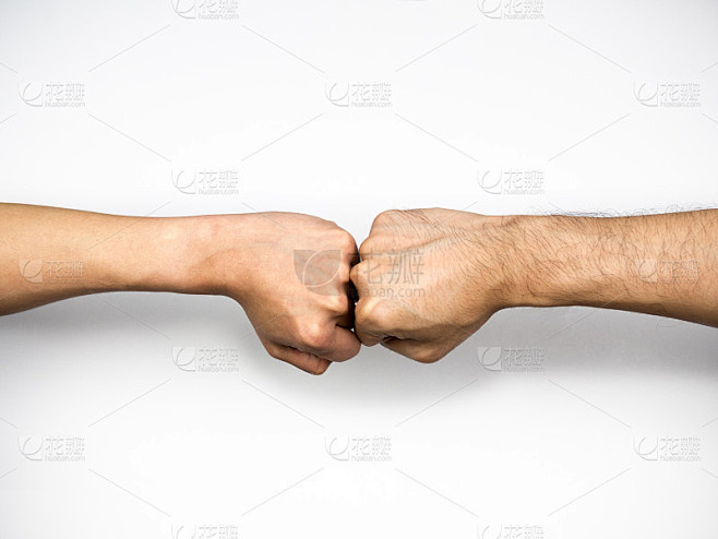 在白色背景上碰拳，特写