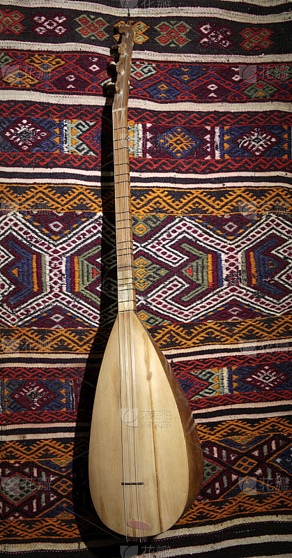 地毯上的土耳其乐器。Saz Baglama。